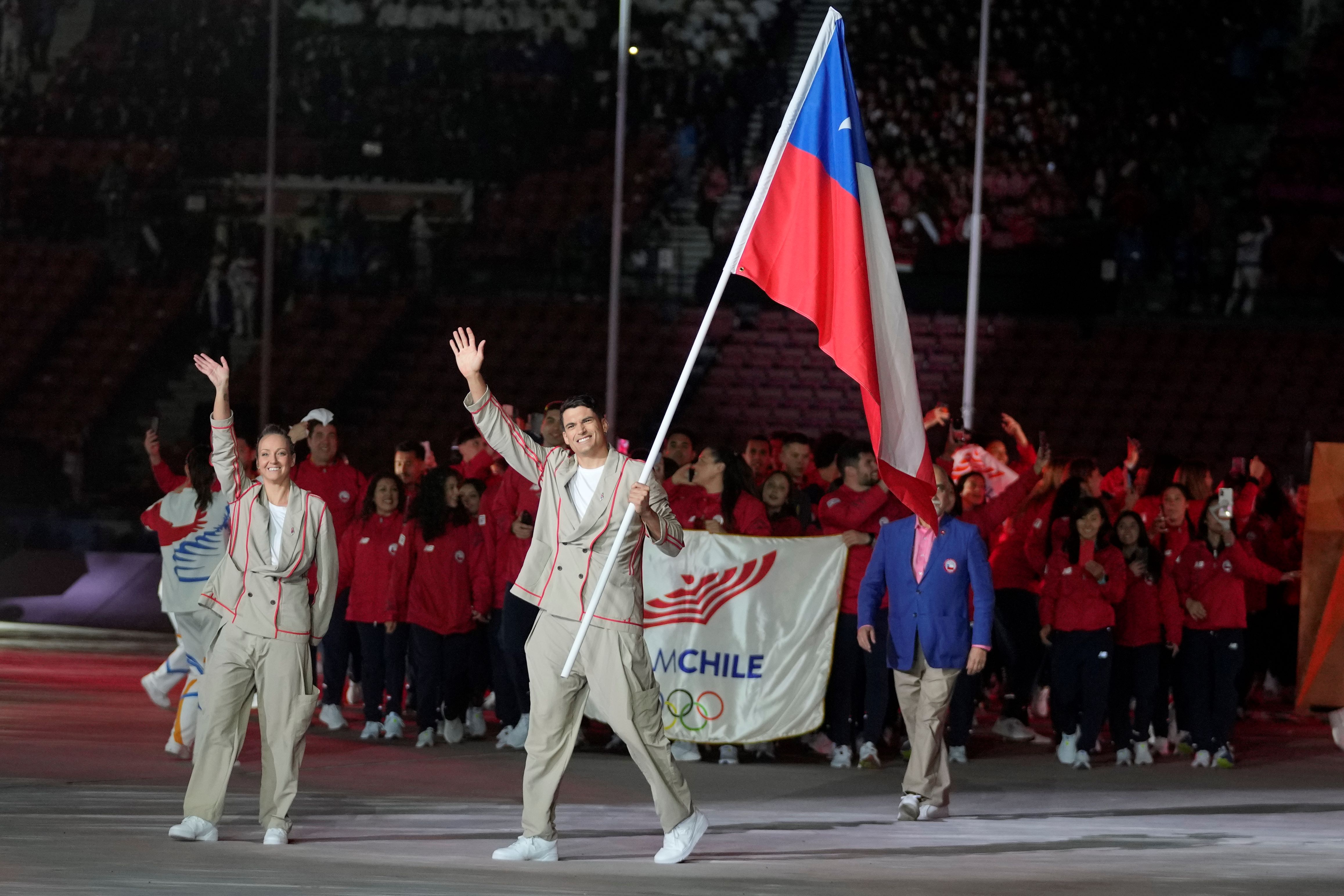Let the Pan Am Games begin! Team Canada arrives in style at Santiago ...